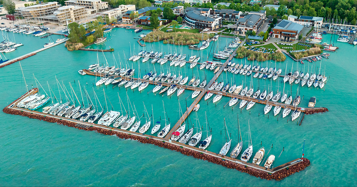 BalatonfurediYachtClub.jpg